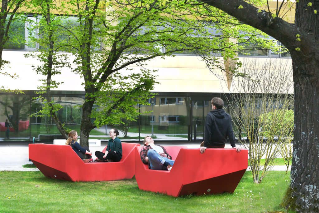 New outdoor furniture - for a short break between lectures | Hochschule ...
